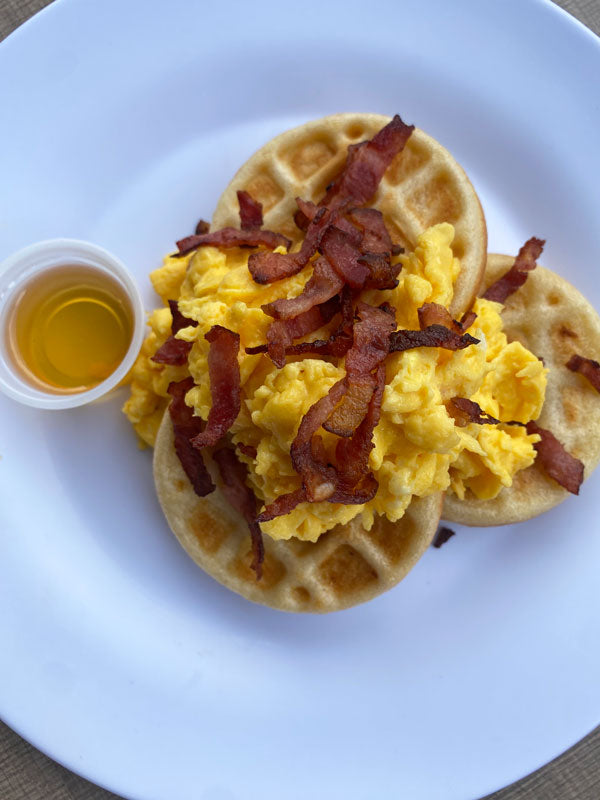 Waffleboneta - Waffle en masa de pandebono con tocineta, huevo y miel ...